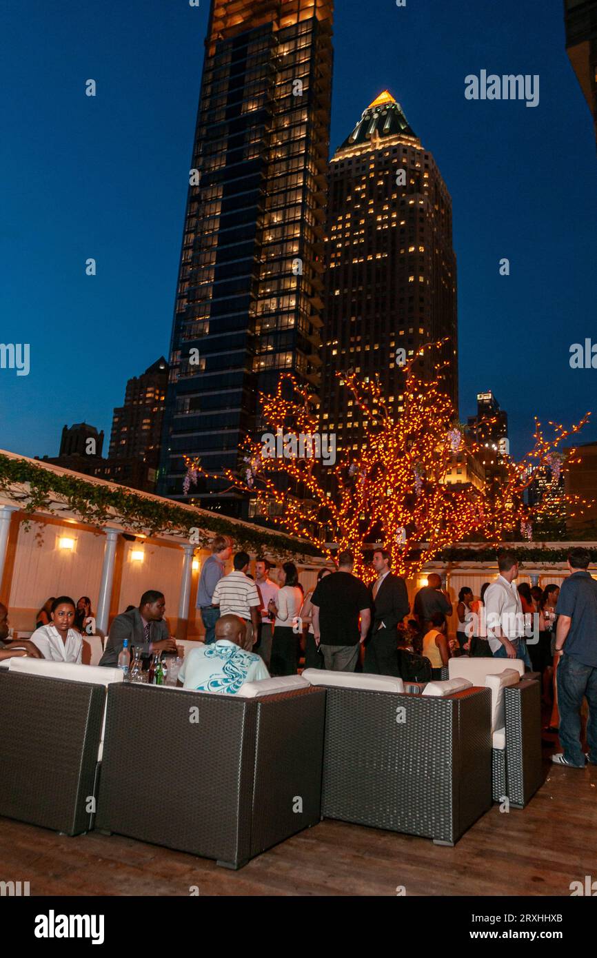 Summer party at a Rooftop bar in Midtown Manhttan Stock Photo - Alamy