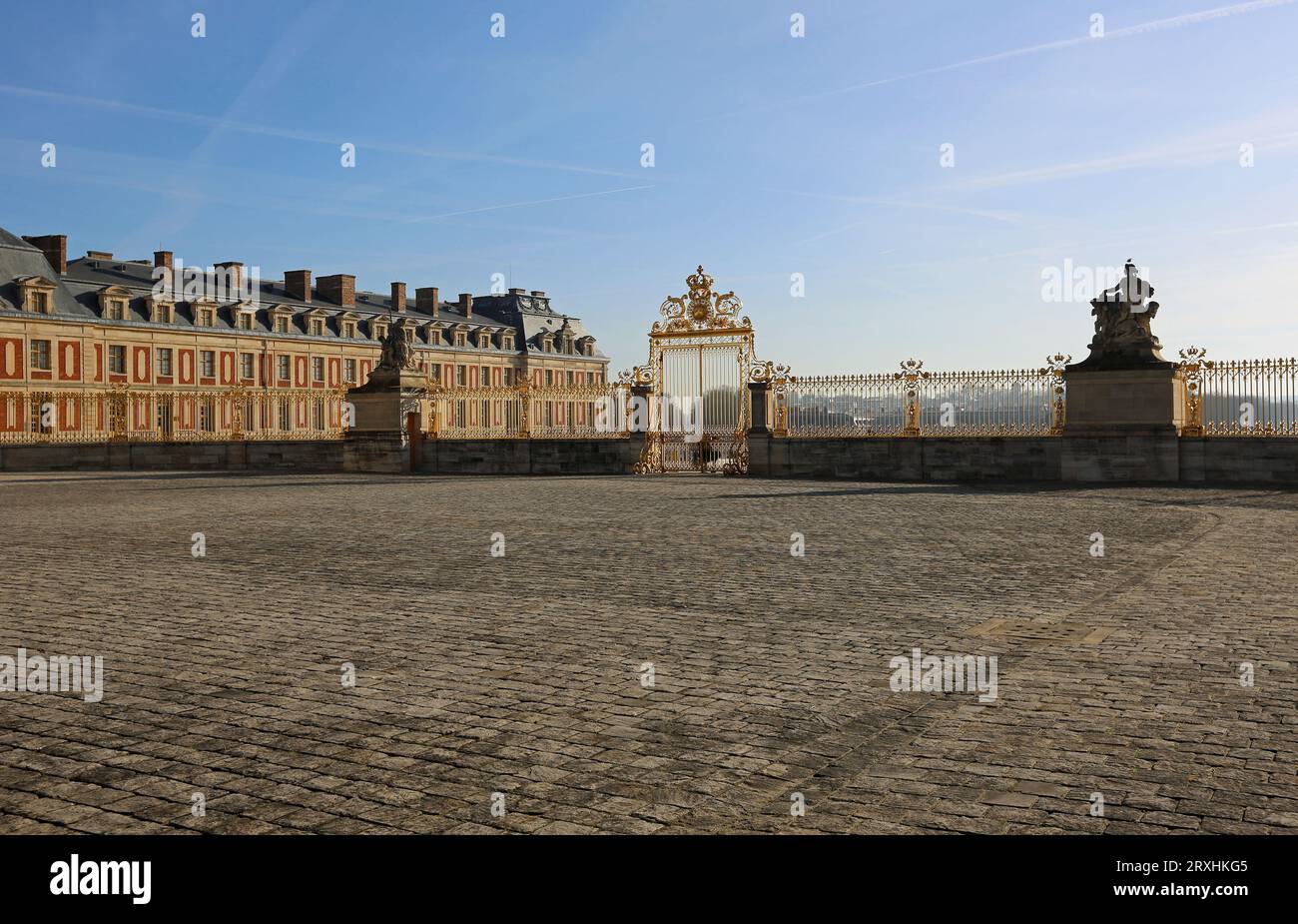 Empty courtyard of Versailles Palace, France Stock Photo - Alamy