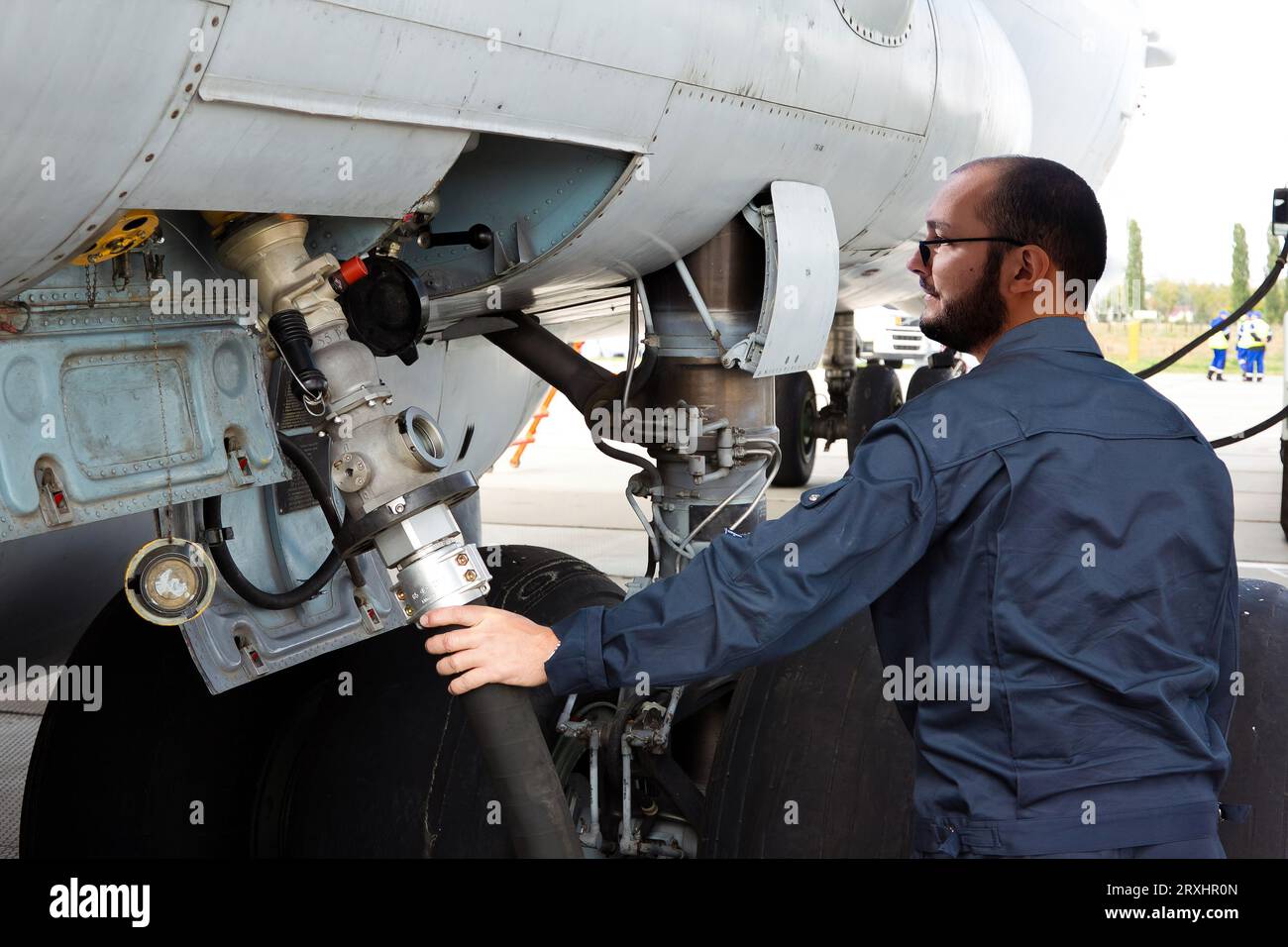 Refueling an airplane hi-res stock photography and images - Alamy