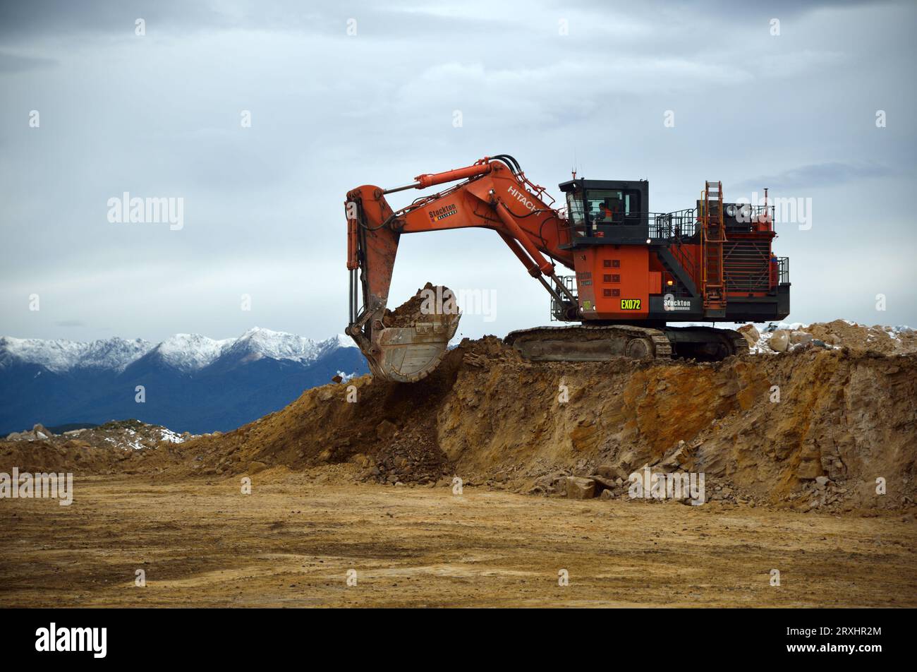 190 ton digger loading a 70 ton tiptruck at stockton coal mine ...