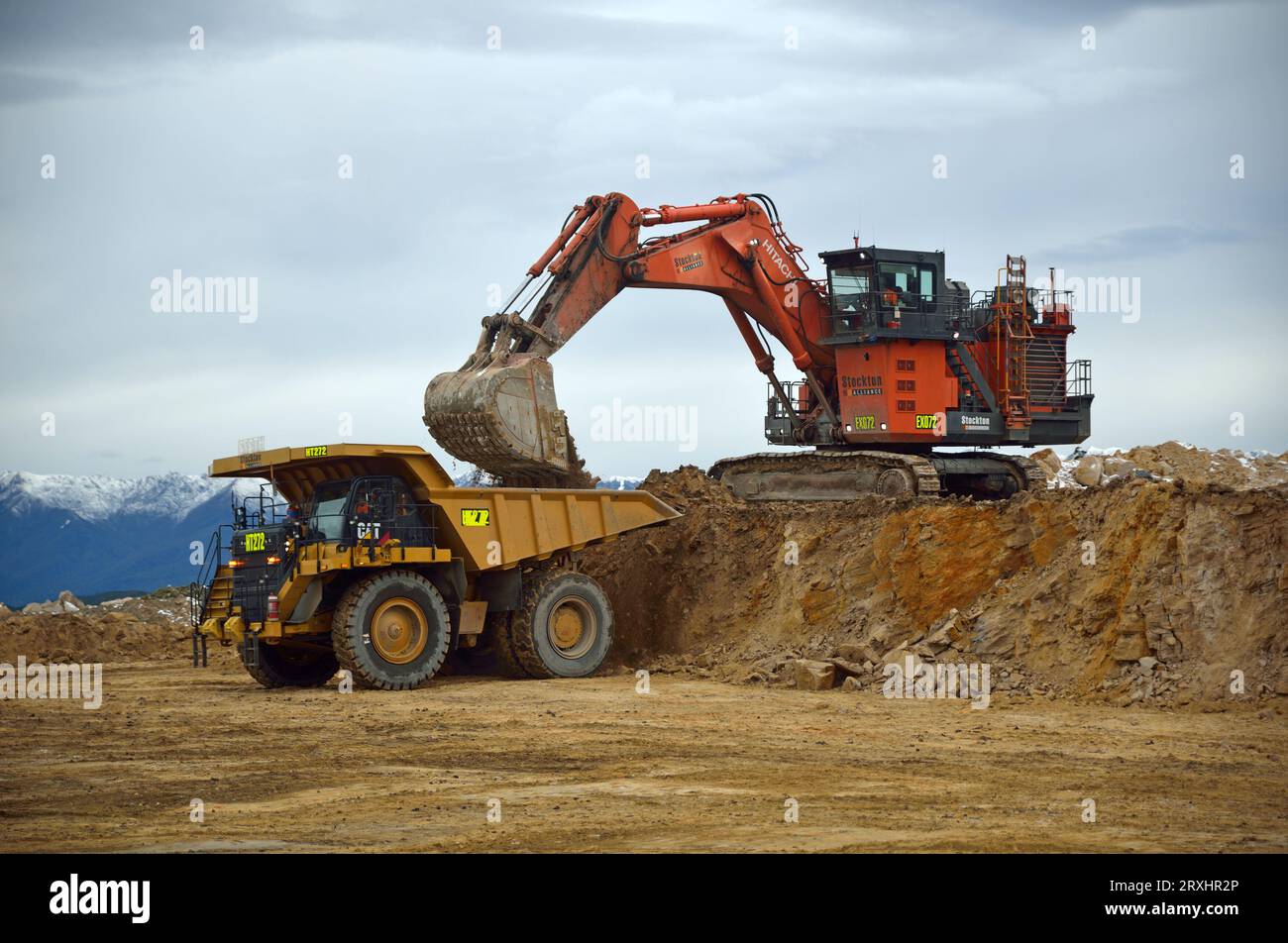 190 ton digger loading a 70 ton tiptruck at stockton coal mine ...