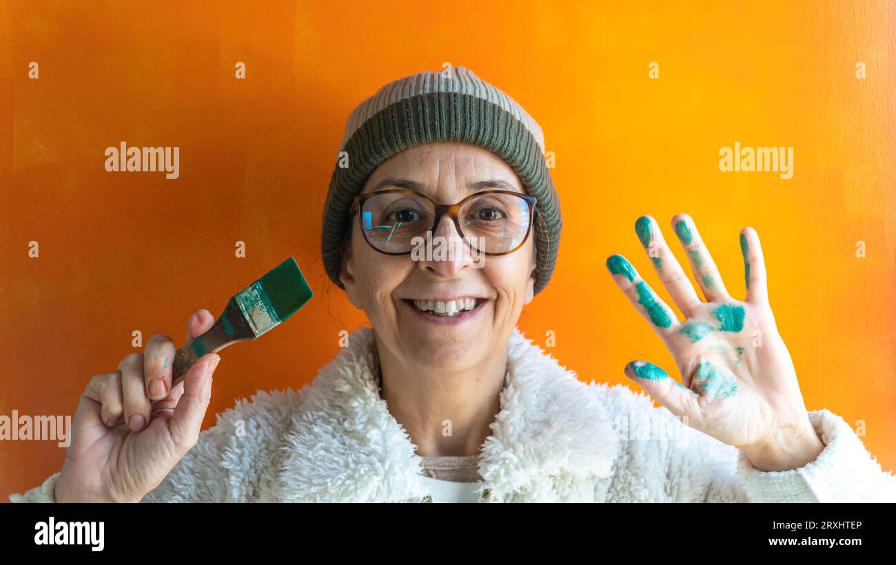 DIY concept woman painting a wall Stock Photo - Alamy