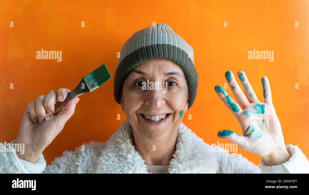 DIY concept woman painting a wall Stock Photo - Alamy