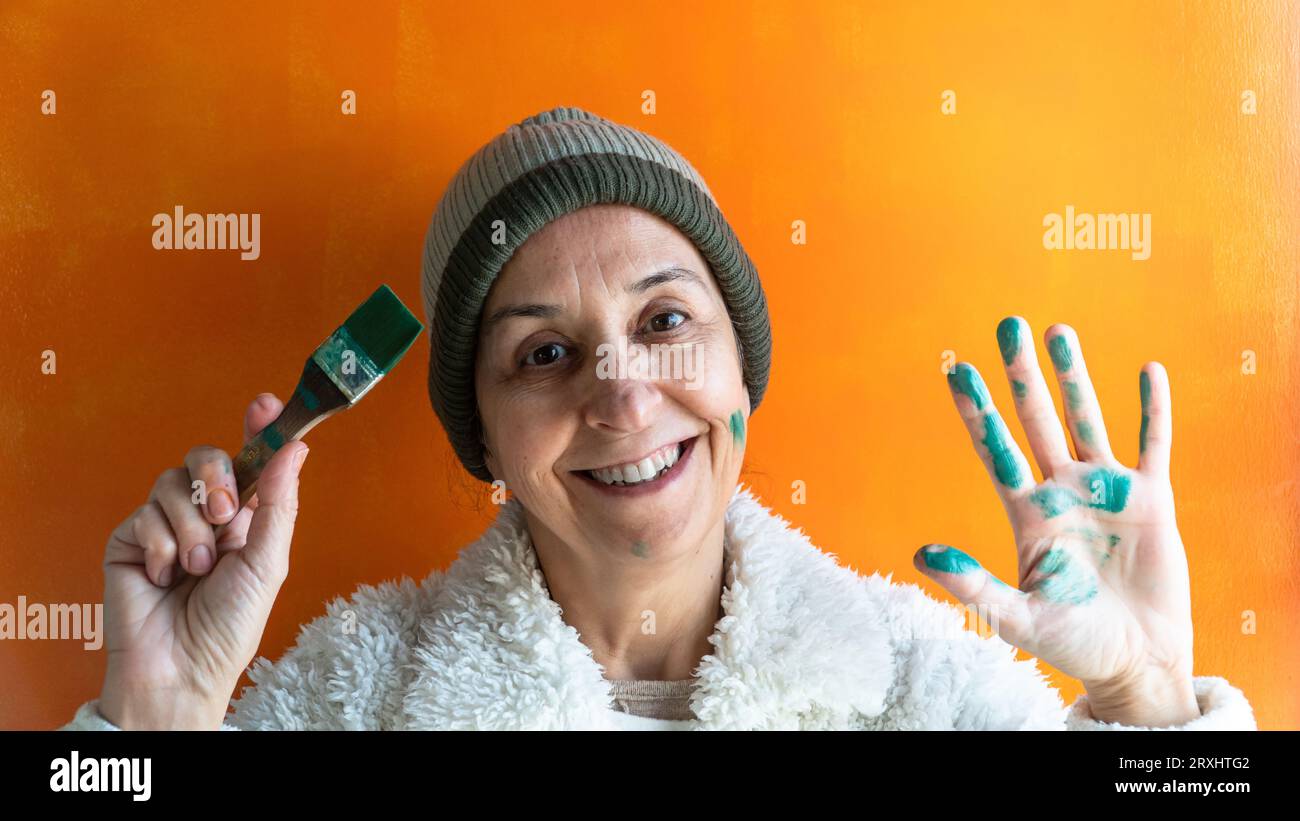 DIY concept woman painting a wall Stock Photo - Alamy