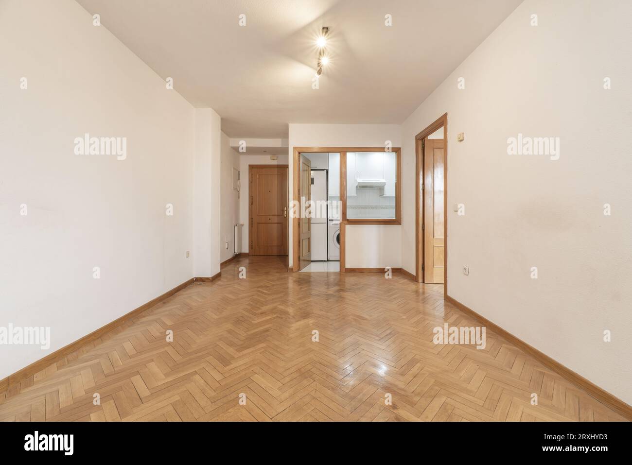 Empty room with access door to the street, access to a kitchen and ...