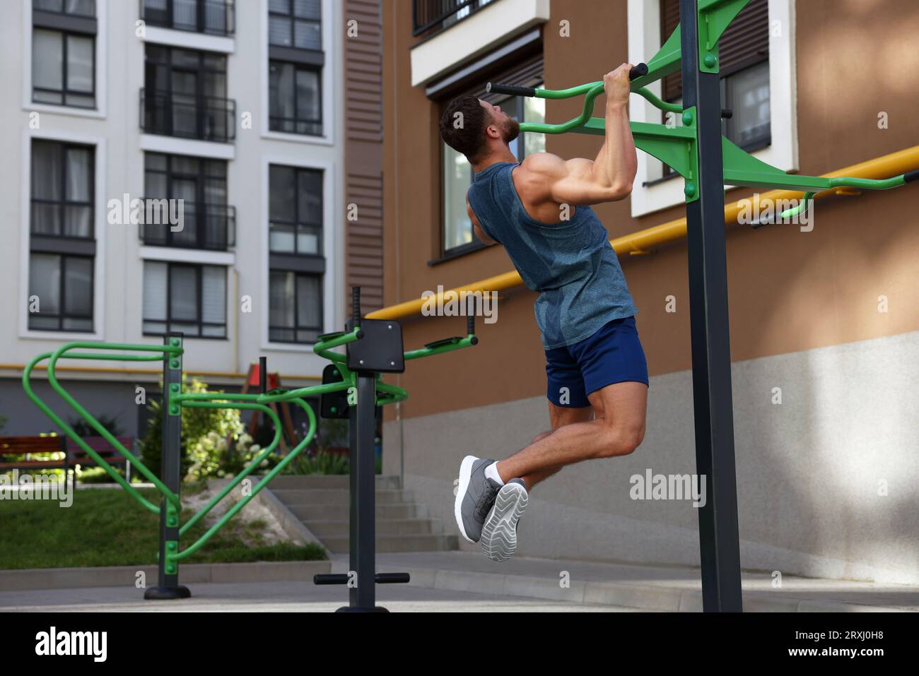 Man workout outdoor pull ups hi-res stock photography and images - Alamy