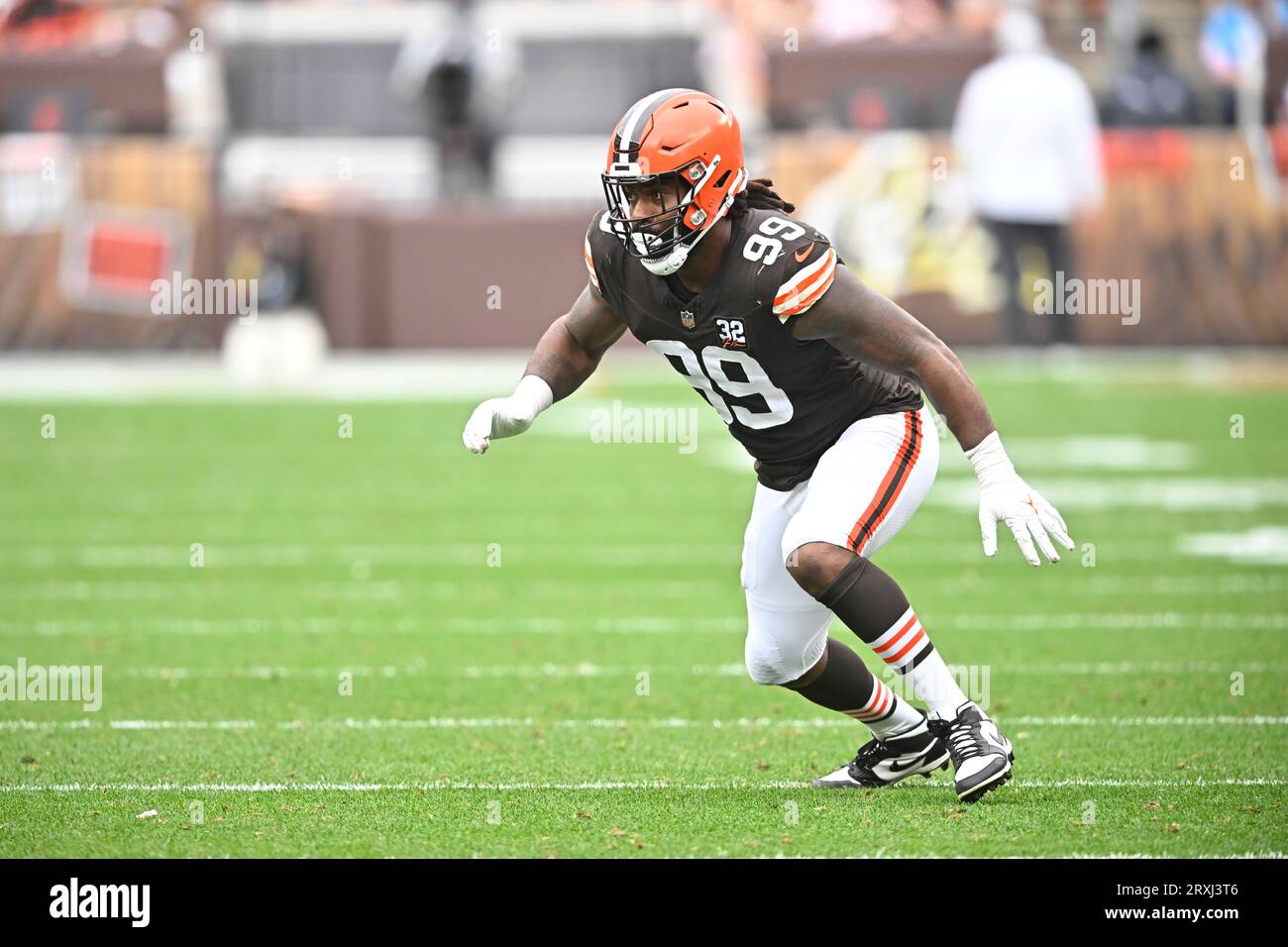 Cleveland Browns defensive end Za'Darius Smith (99) rushes the passer ...