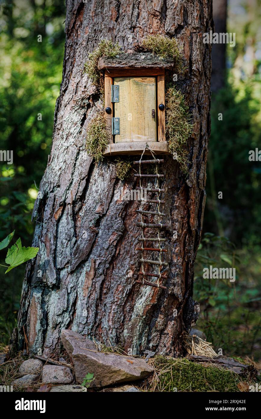 Hobbit home interior hi-res stock photography and images - Alamy