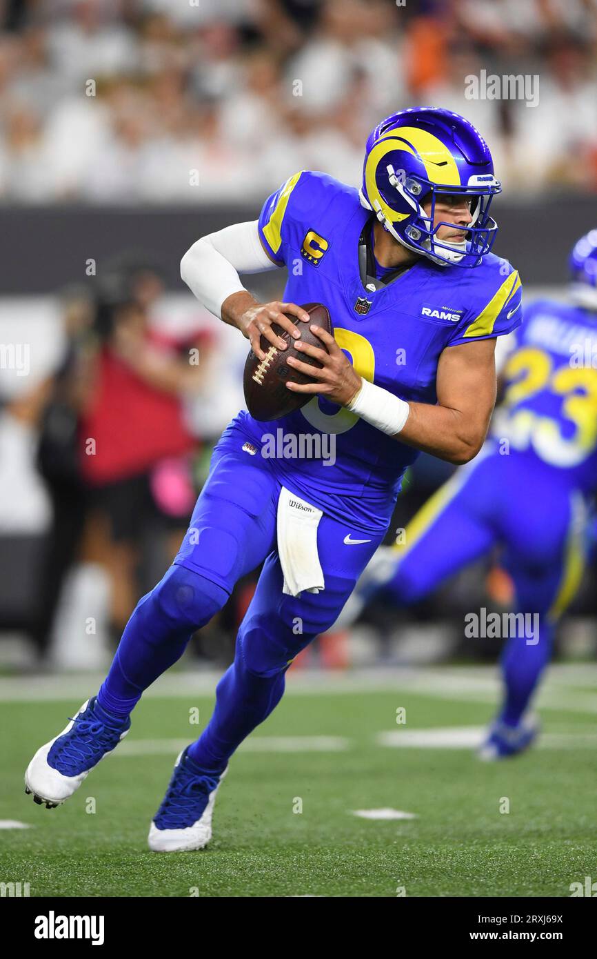 Los Angeles Rams quarterback Matthew Stafford (9) carries the ball in ...