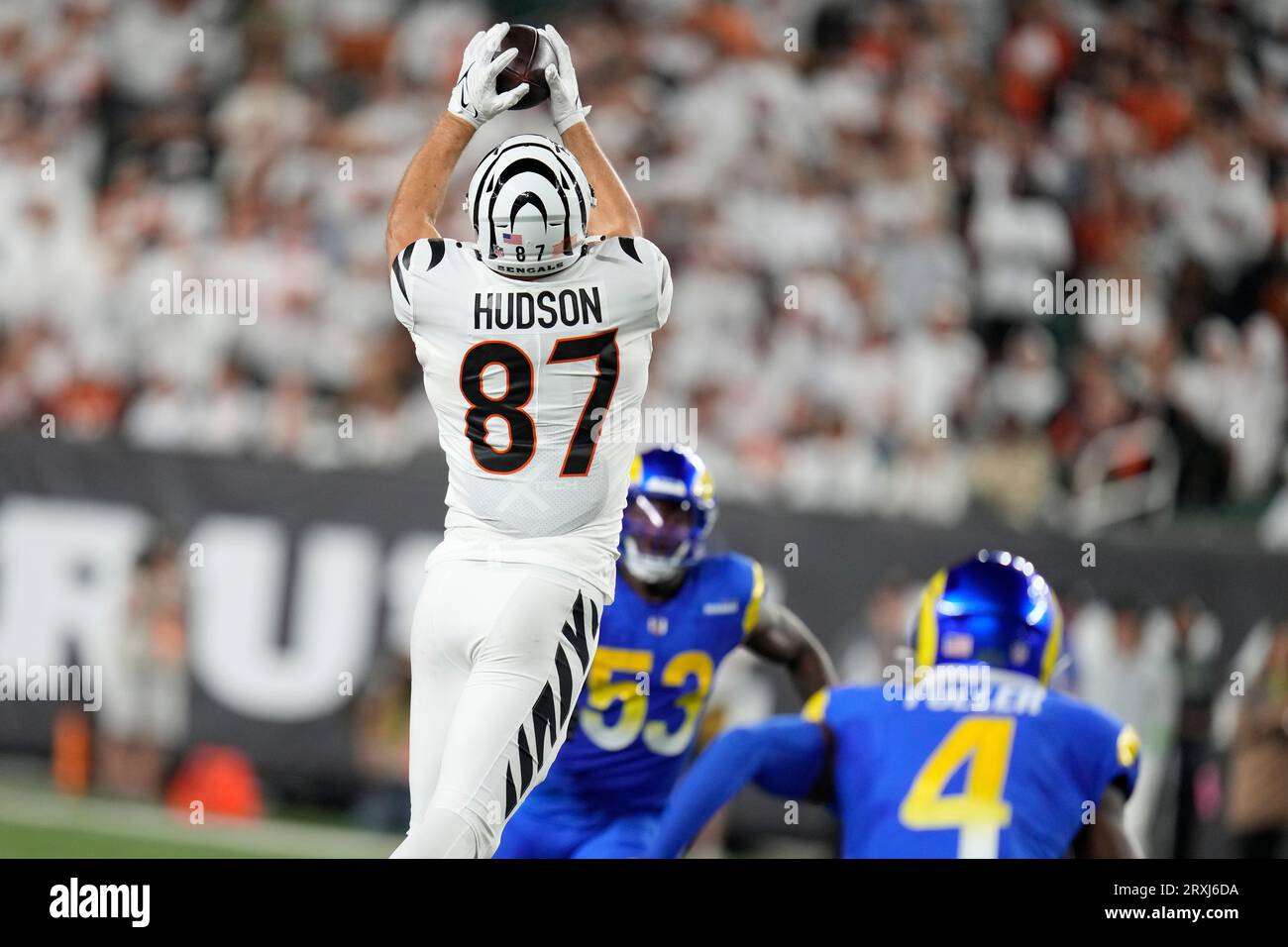 Cincinnati Bengals tight end Tanner Hudson (87) catches a pass as Los ...