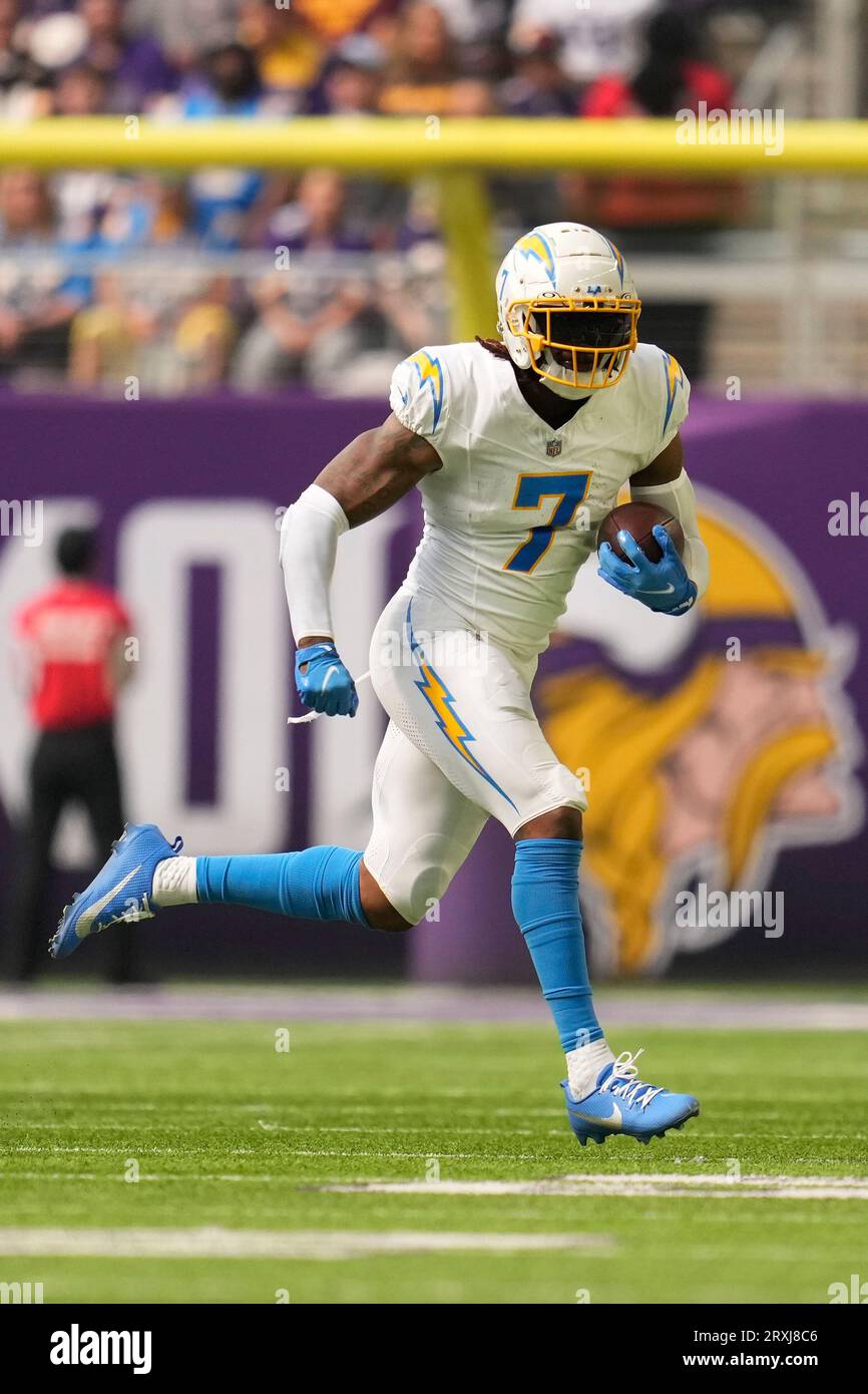 Los Angeles Chargers tight end Gerald Everett (7) runs with the ...