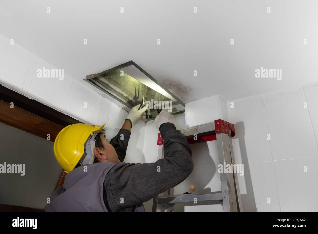 Fix a leak in house hi-res stock photography and images - Alamy