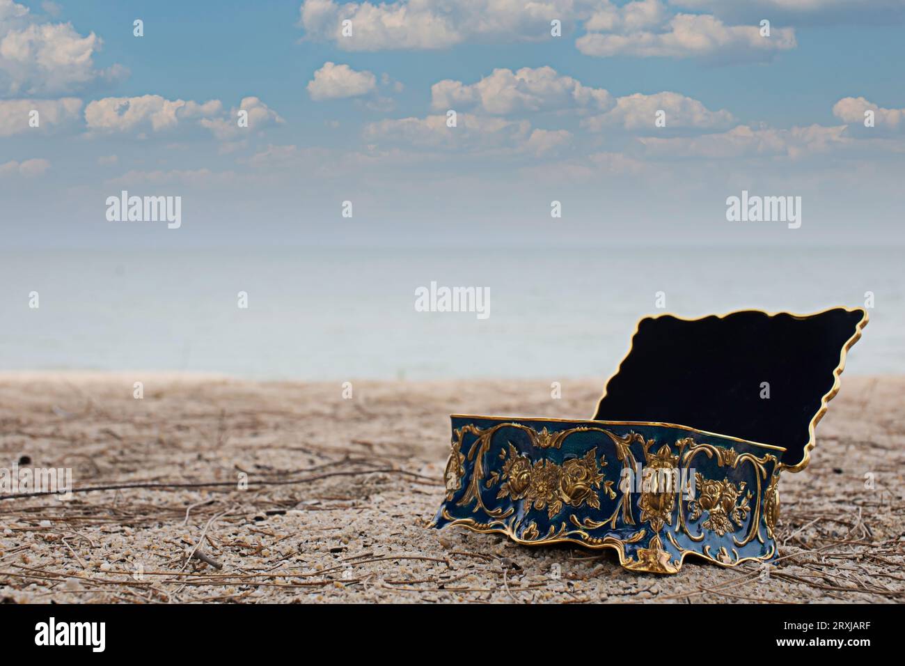 Sea treasure chest hi-res stock photography and images - Alamy