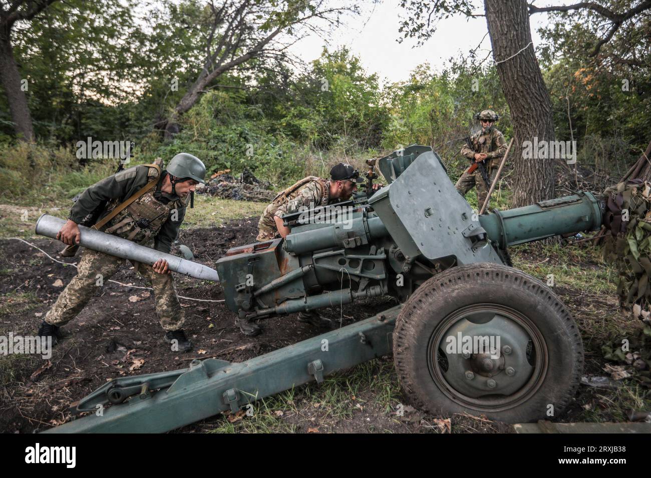 Ukrainian soldier artillery hi-res stock photography and images - Alamy