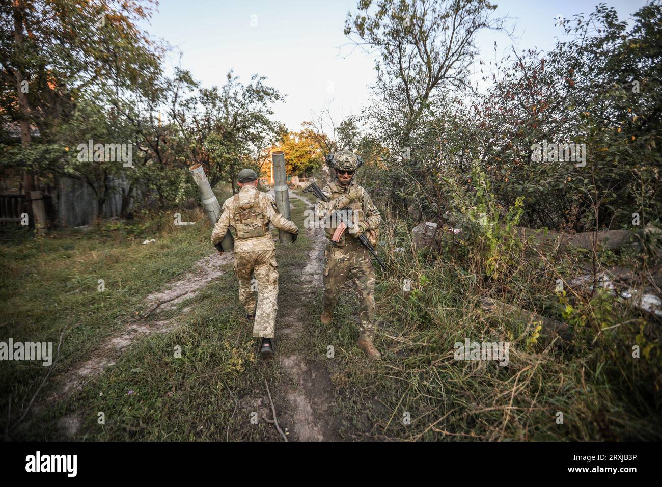 Ukrainian soldier artillery hi-res stock photography and images - Alamy