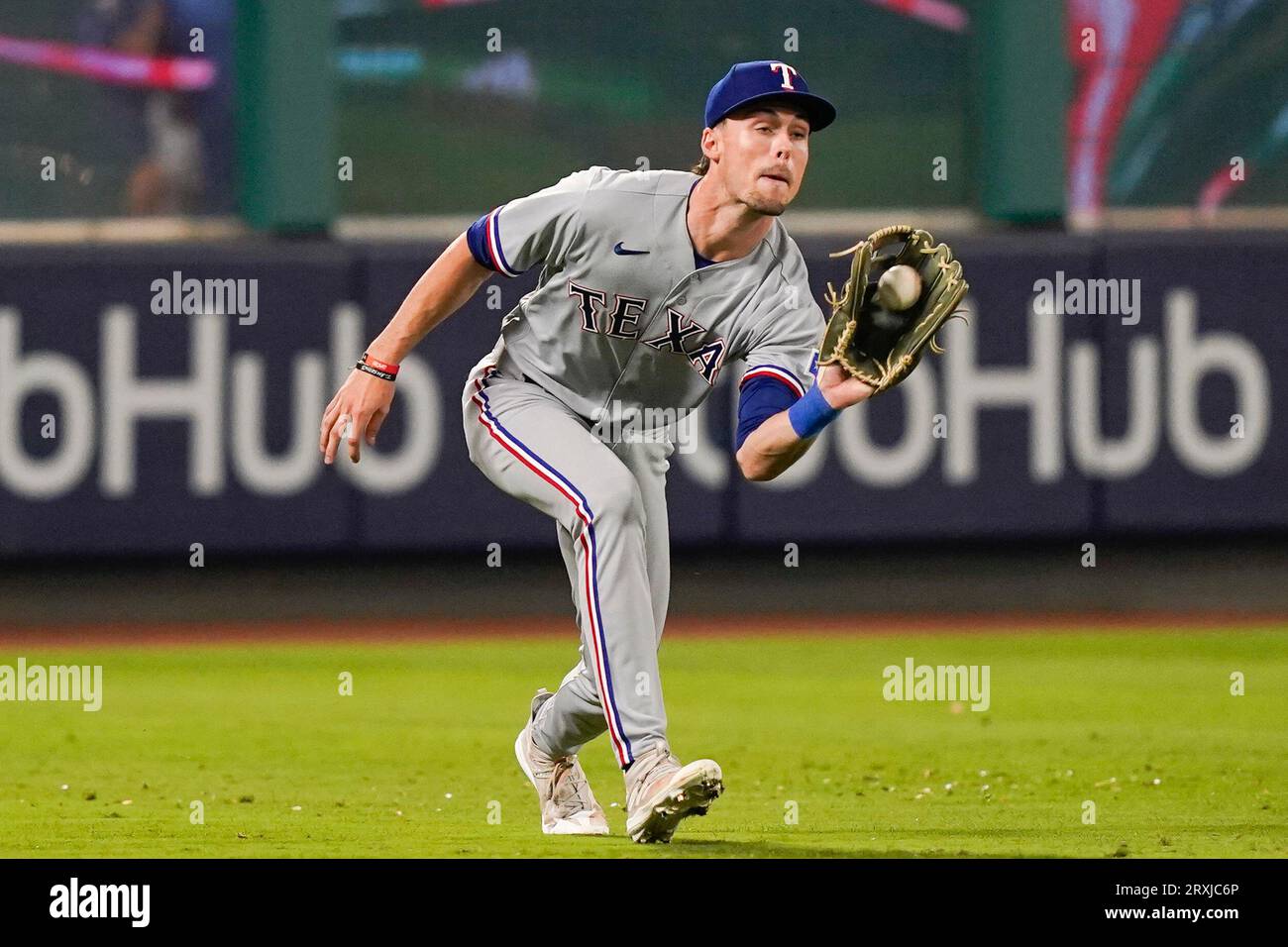 Texas Rangers center fielder Evan Carter catches a line ball hit by Los ...