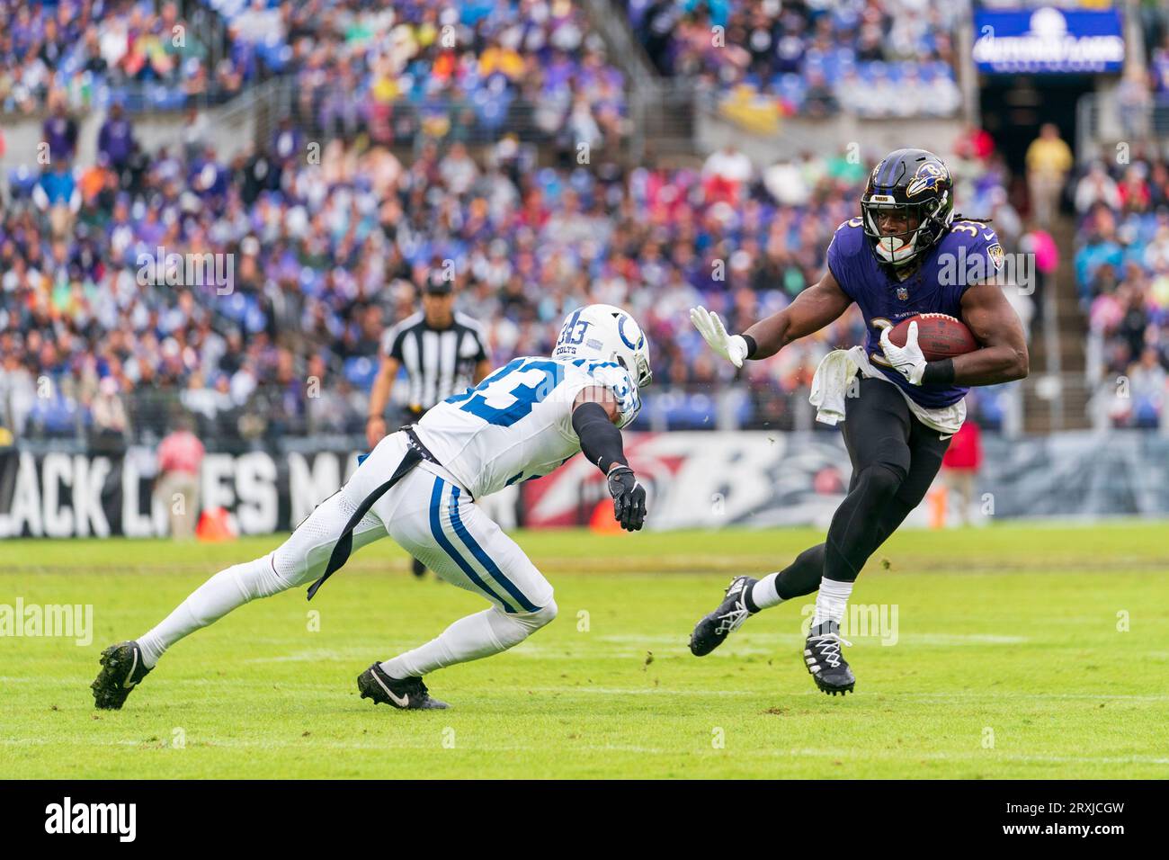 Baltimore Ravens running back Melvin Gordon III, right, runs with the ...