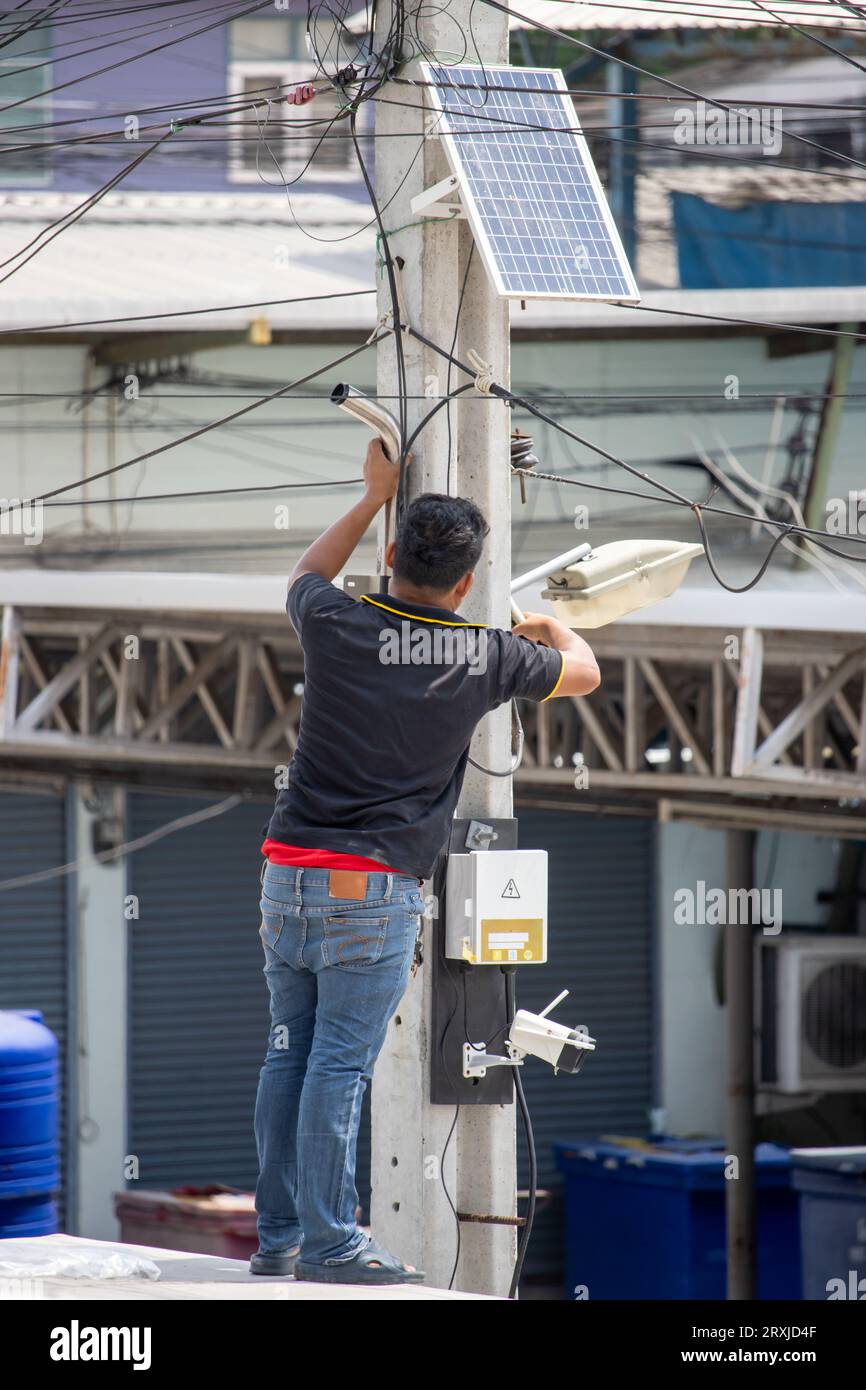 Man on an electric pole hi-res stock photography and images - Alamy