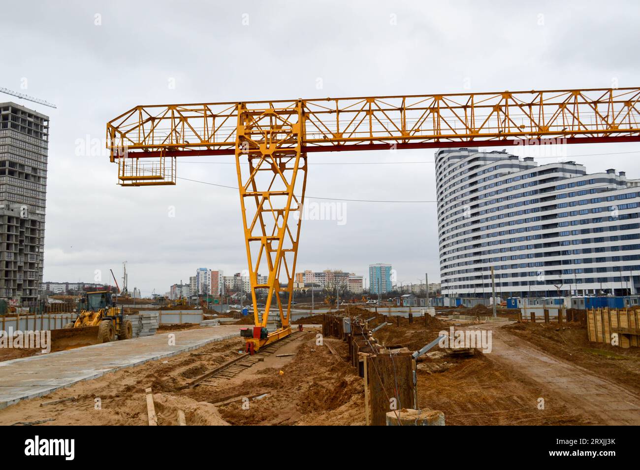 High heavy yellow metal iron load-bearing construction stationary ...