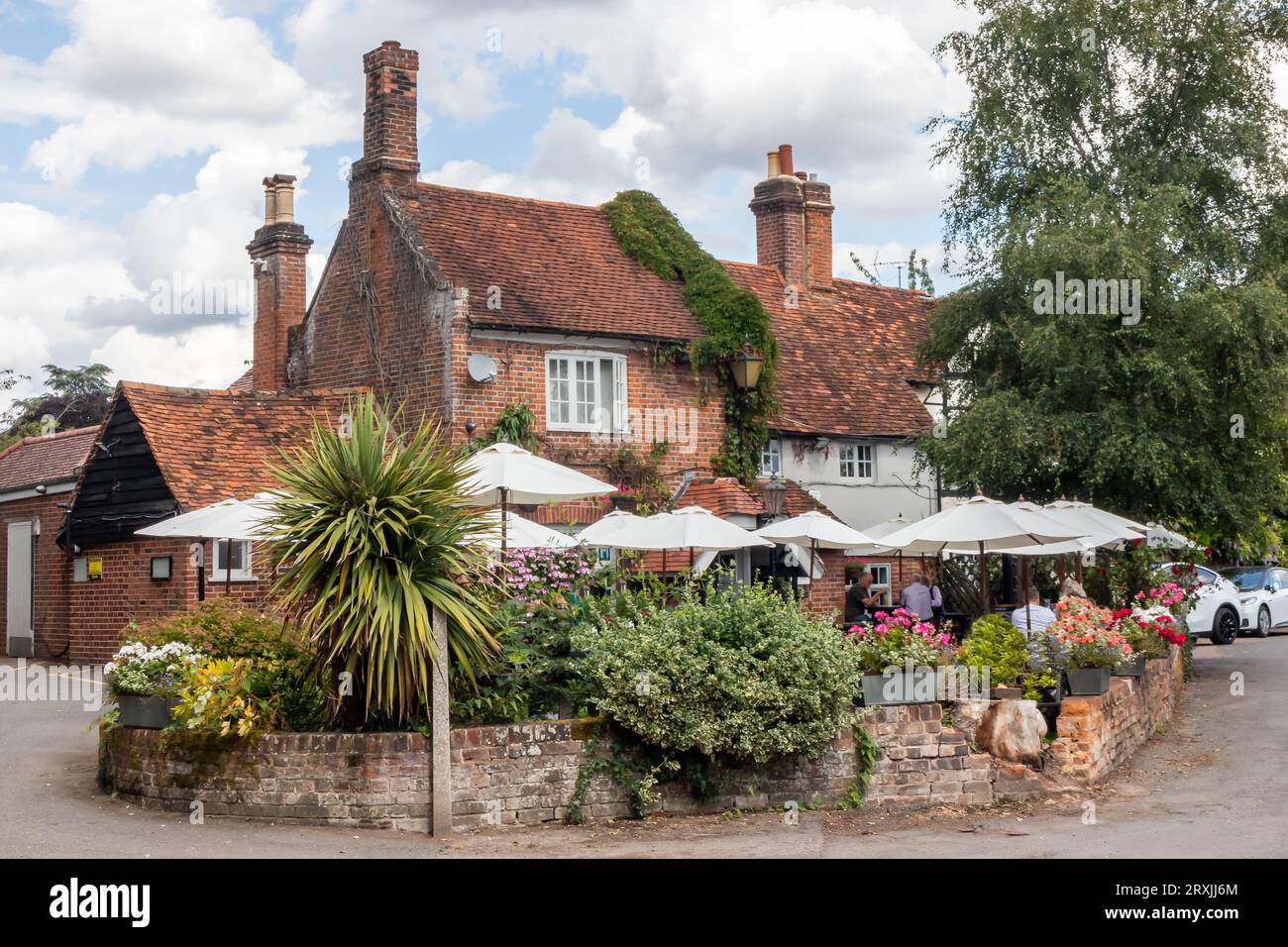 English country pub with garden in summer, Little Marlow ...