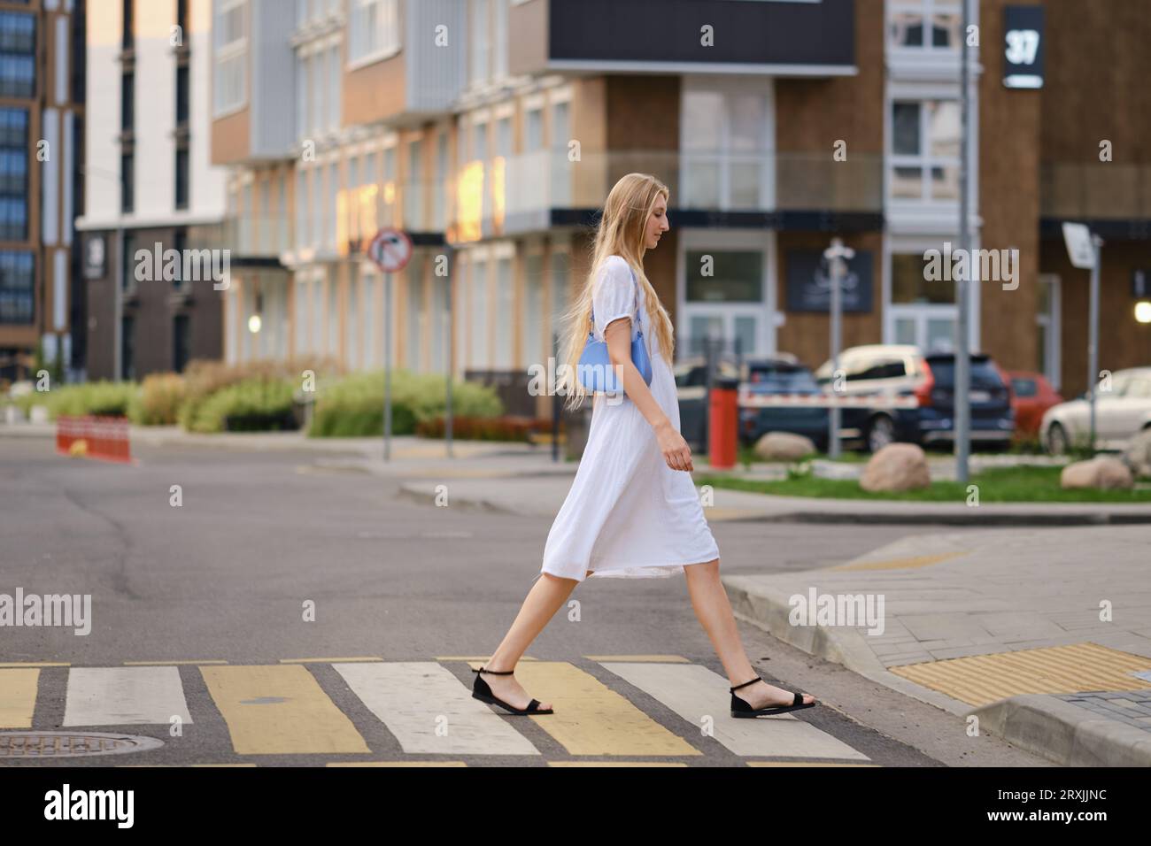 Very tall woman hi-res stock photography and images - Alamy