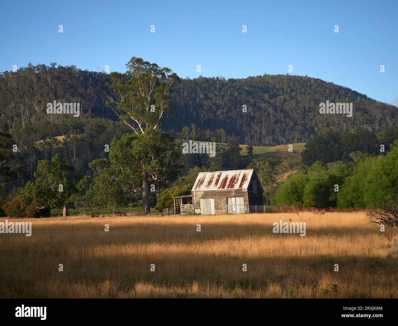 Hillside cabin hi-res stock photography and images - Alamy