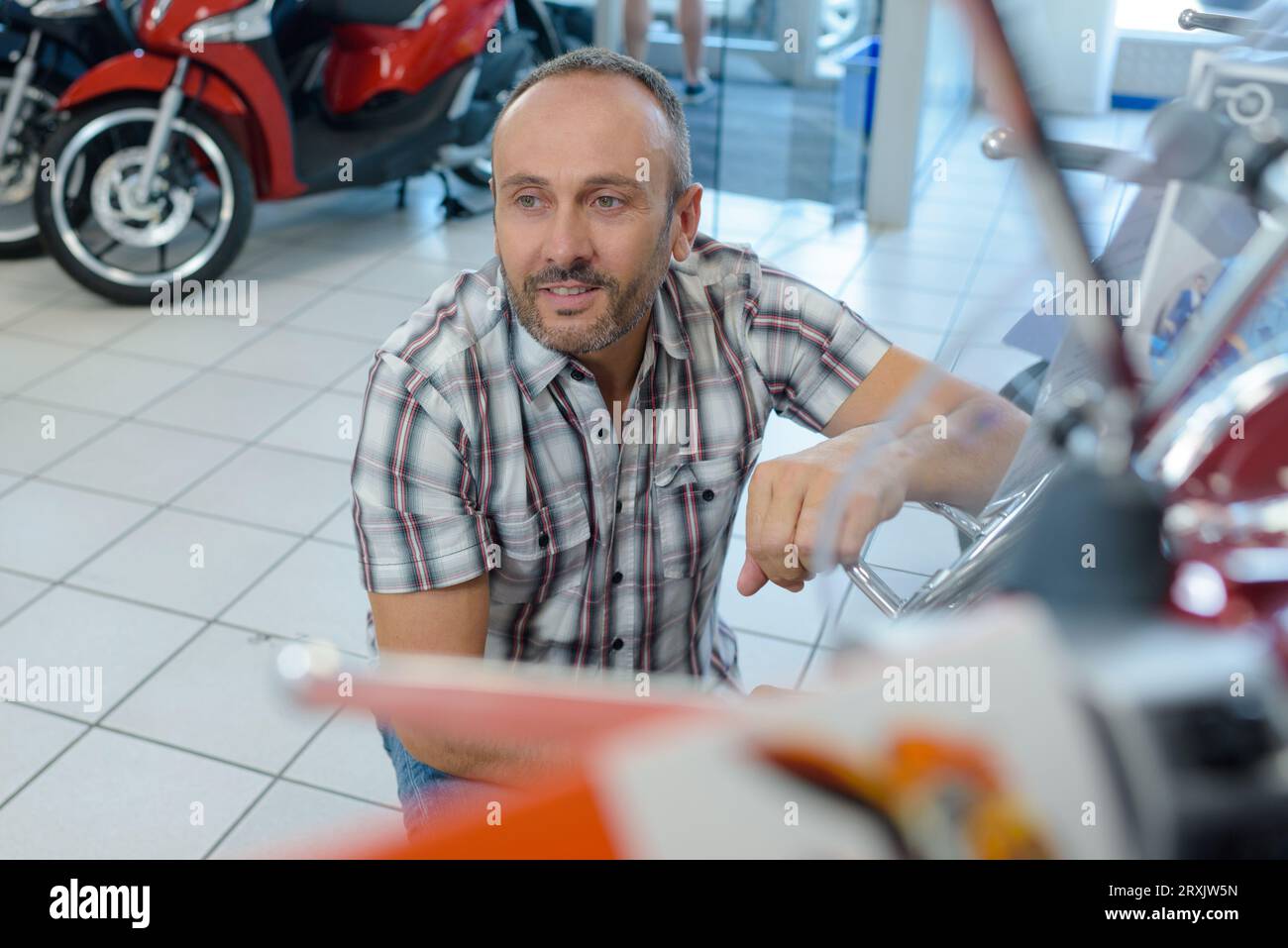 Mechanic fixing custom motorcycle hi-res stock photography and images ...