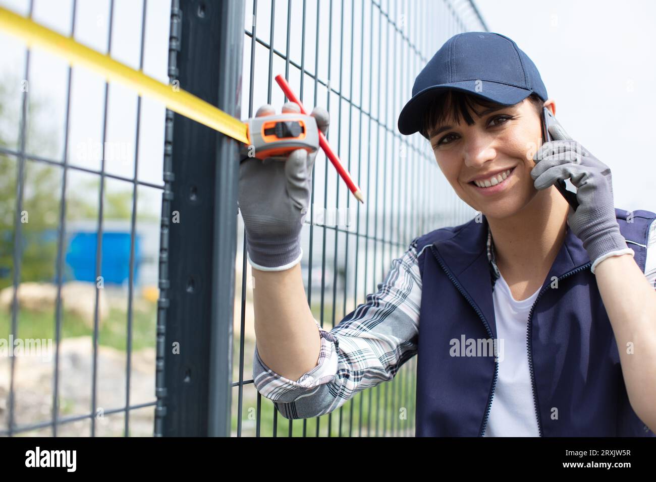 Worker installing welded metal hi-res stock photography and images - Alamy