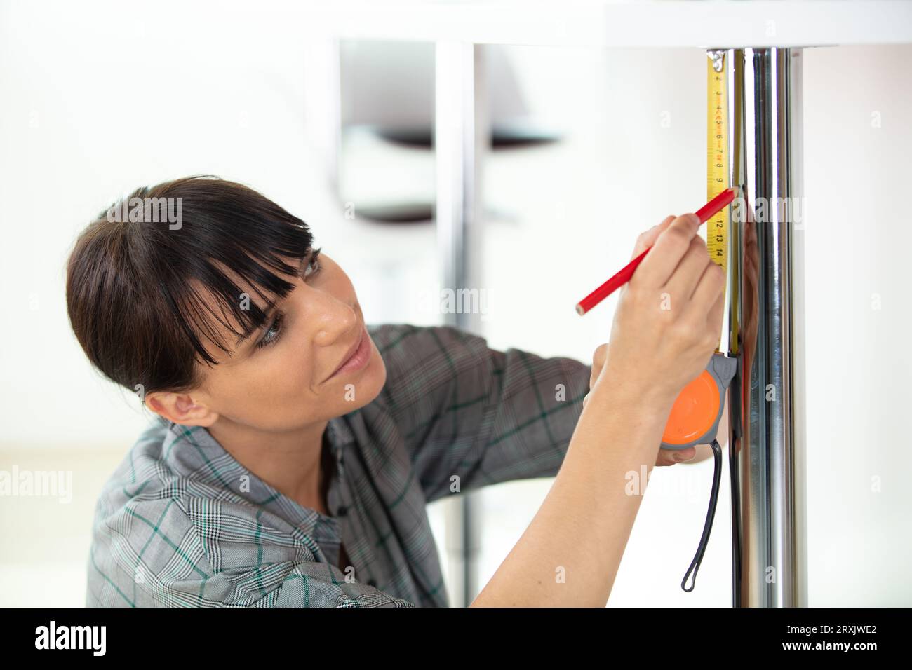 woman measuring furniture with tape measure Stock Photo - Alamy
