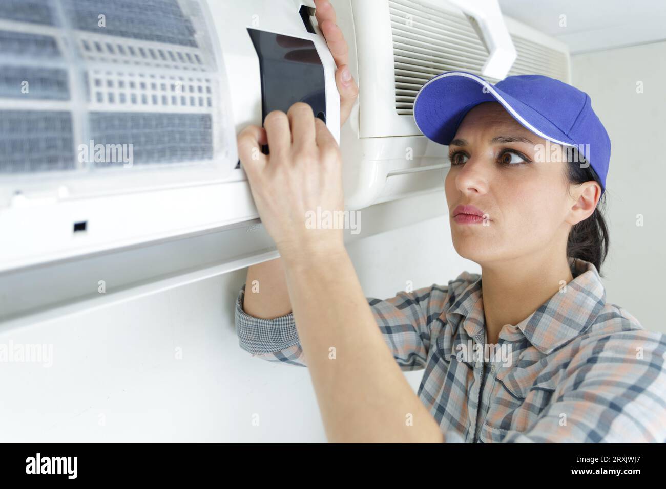 Technician woman air conditioning hi-res stock photography and images ...