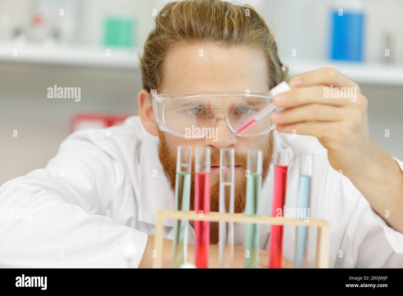 Using pipettes hi-res stock photography and images - Alamy