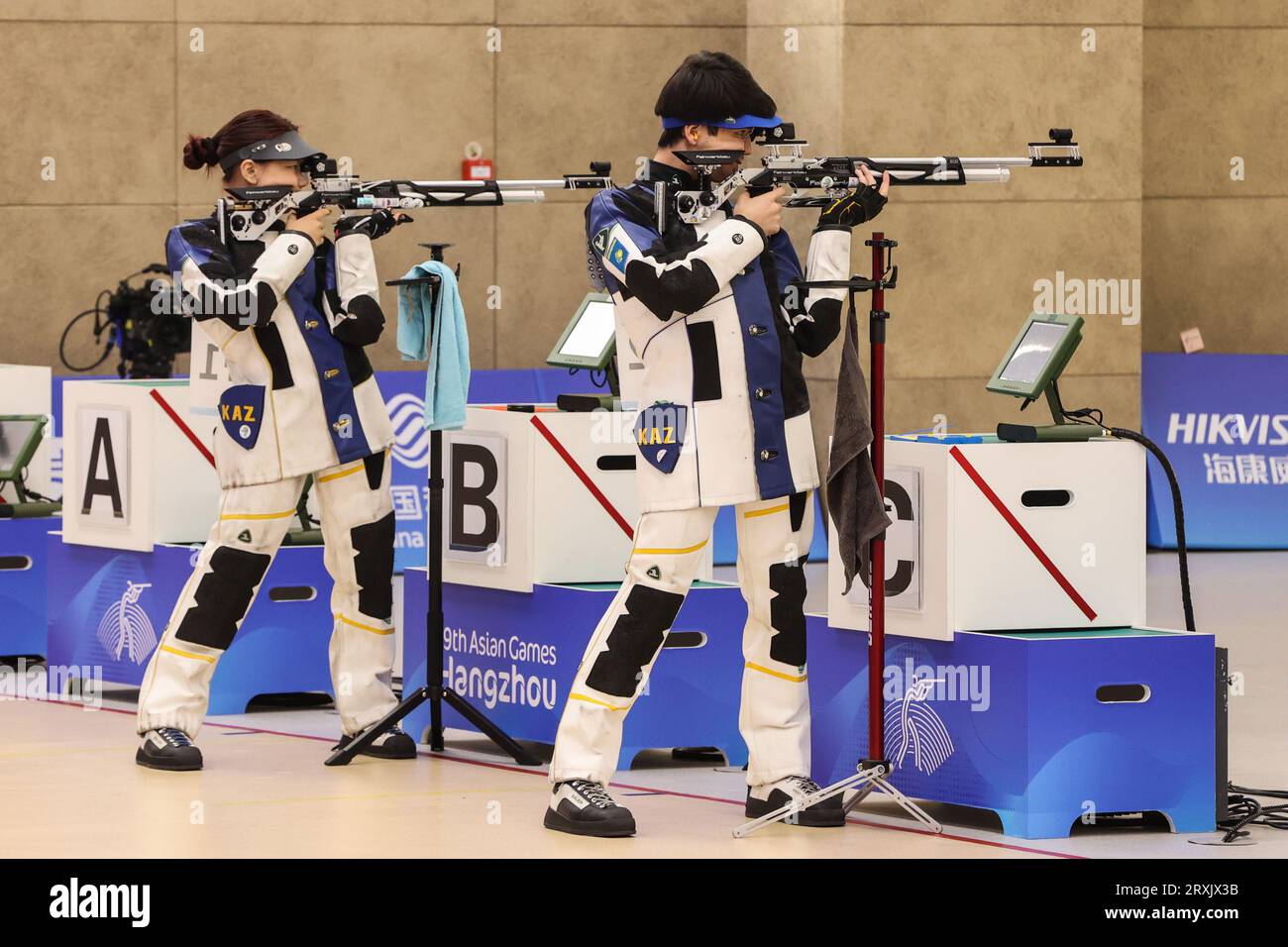 Hangzhou, China's Zhejiang Province. 26th Sep, 2023. Islam Satpayev (R ...