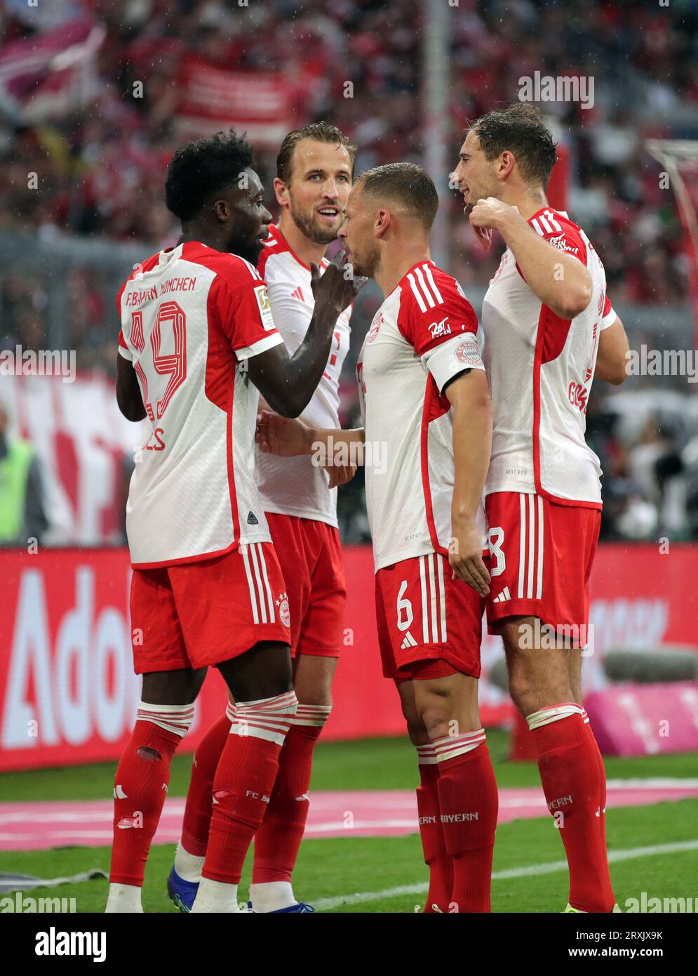 Harry Kane of FC Bayern Muenchen jubelt mit der Mannschaft nach seinem ...