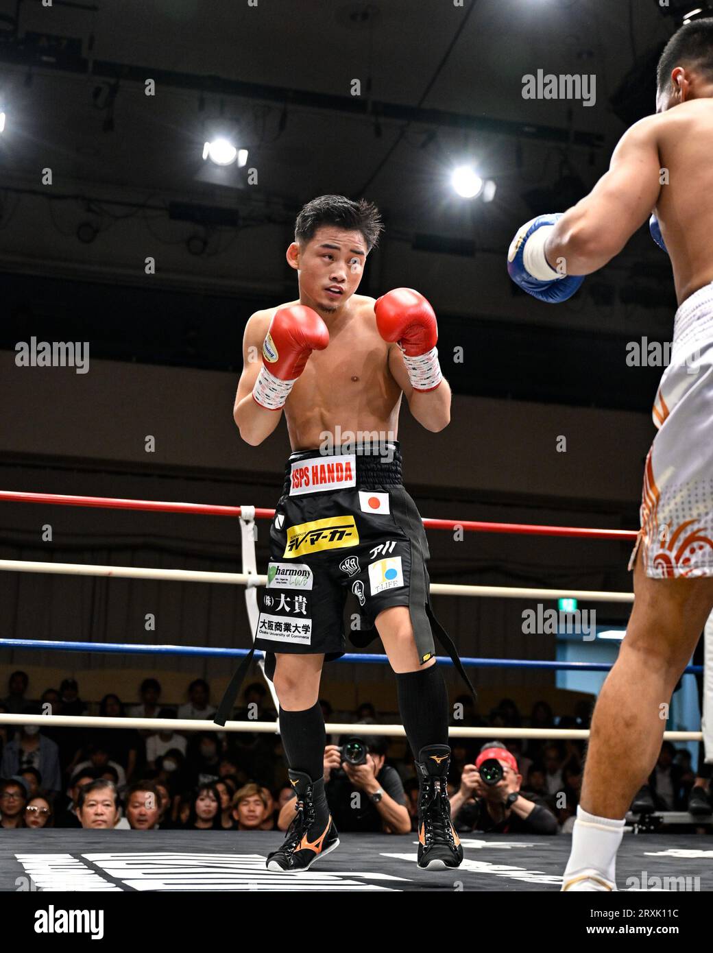 Hiroto Kyoguchi (red gloves) of Japan and Jerven Mama (blue glives) of ...