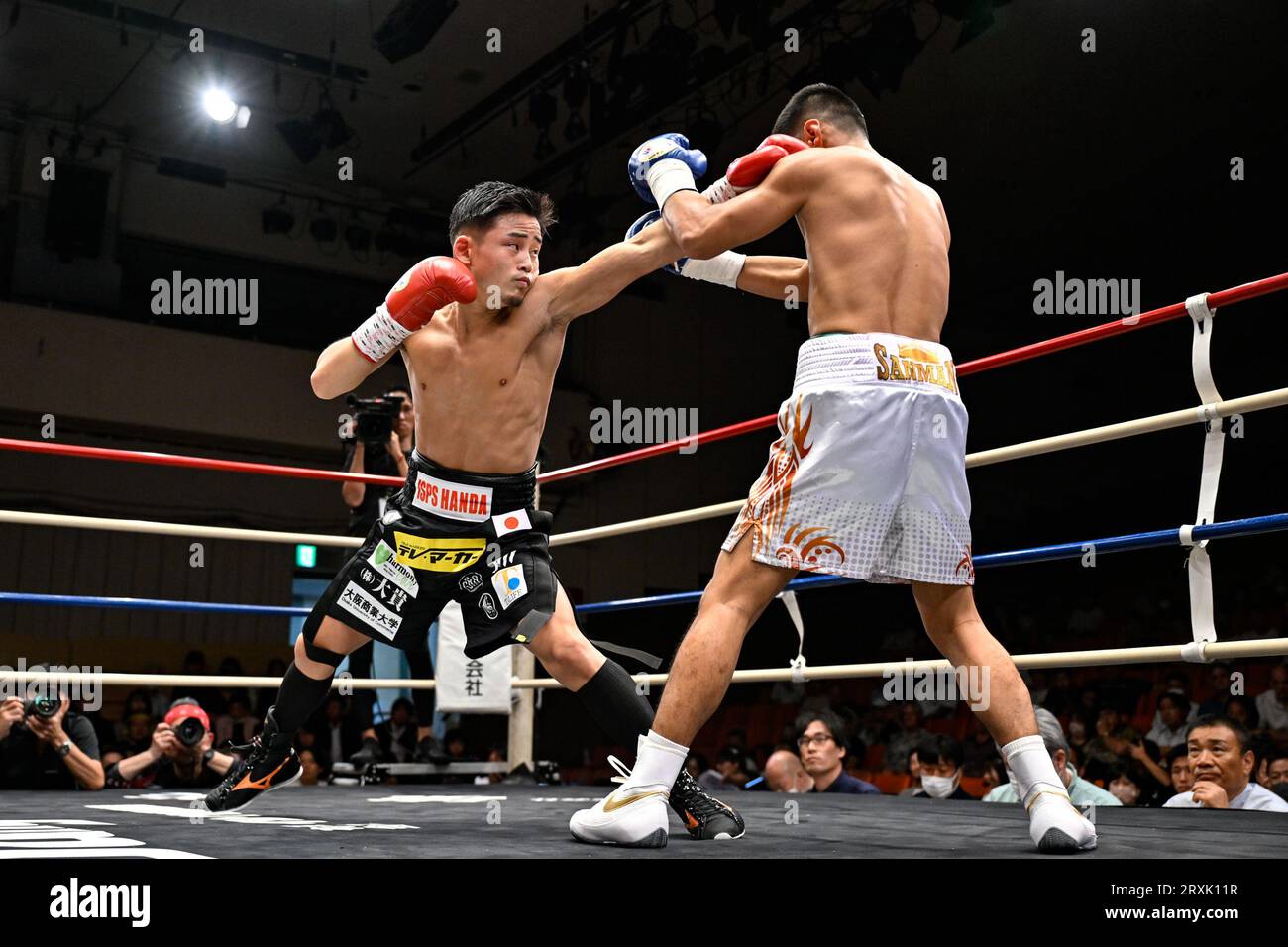 Hiroto Kyoguchi (red gloves) of Japan and Jerven Mama (blue glives) of ...