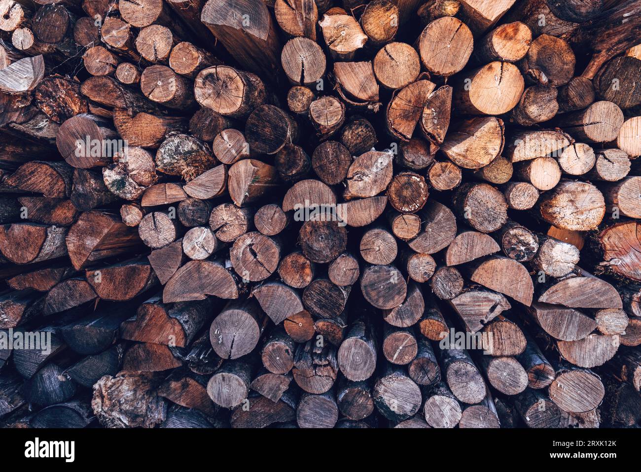 Firewood stacked background hi-res stock photography and images - Alamy