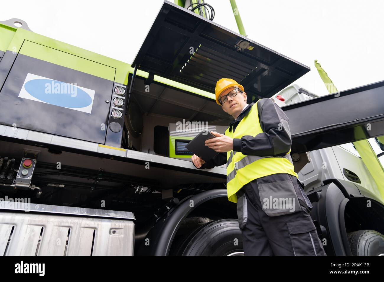 Engineer operating machine hi-res stock photography and images - Alamy