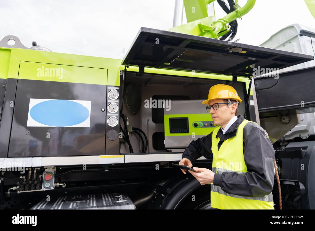 Engineer operating machine hi-res stock photography and images - Alamy