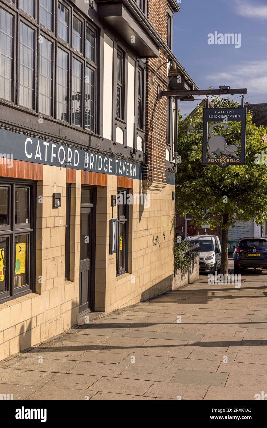 At the fountain bridge cinema hi-res stock photography and images - Alamy