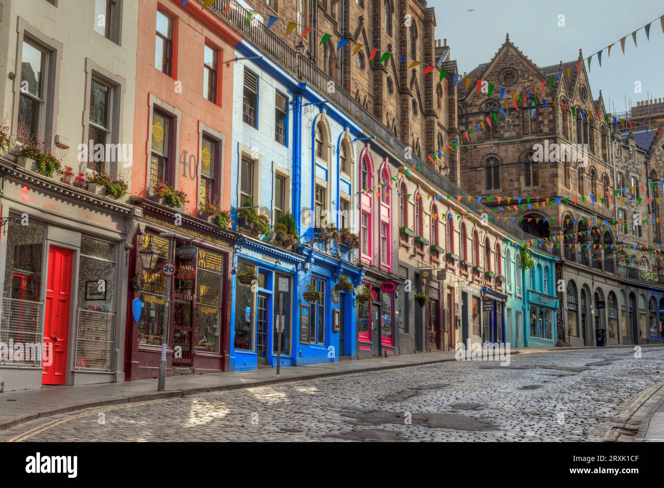 Edinburgh tourist street hi-res stock photography and images - Alamy
