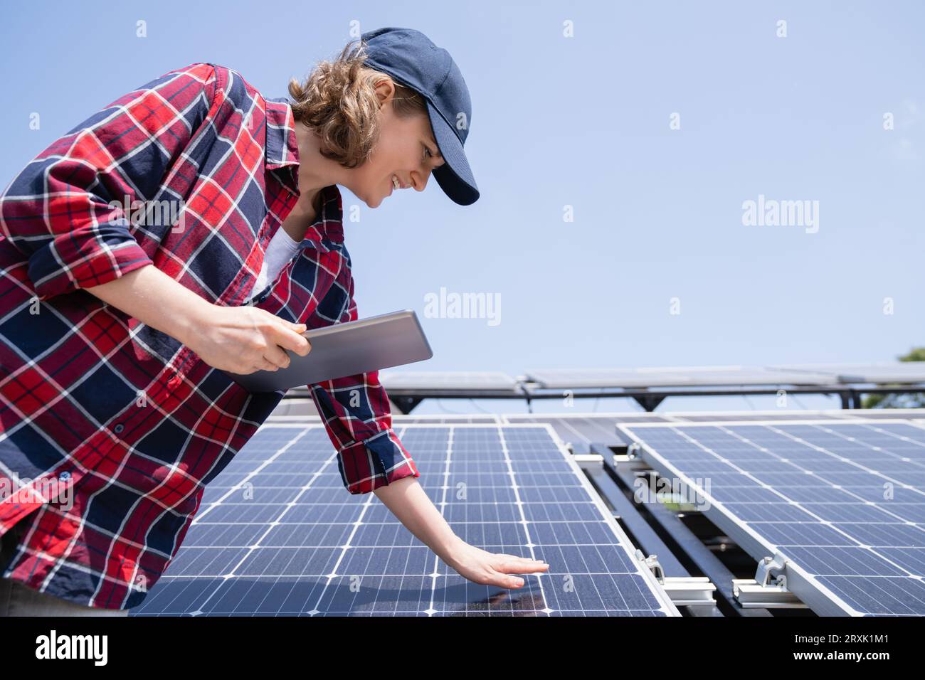 Solar panel stands hi-res stock photography and images - Alamy