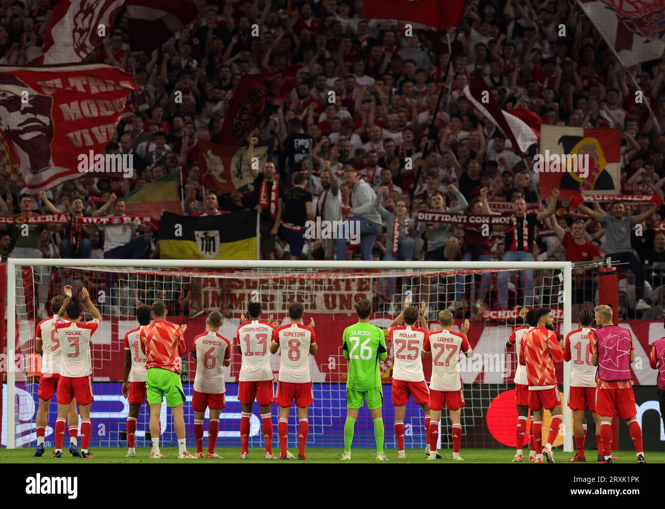 Mannschaft FC Bayern MŸnchen feiert den sieg mit den Zuschauern FC ...