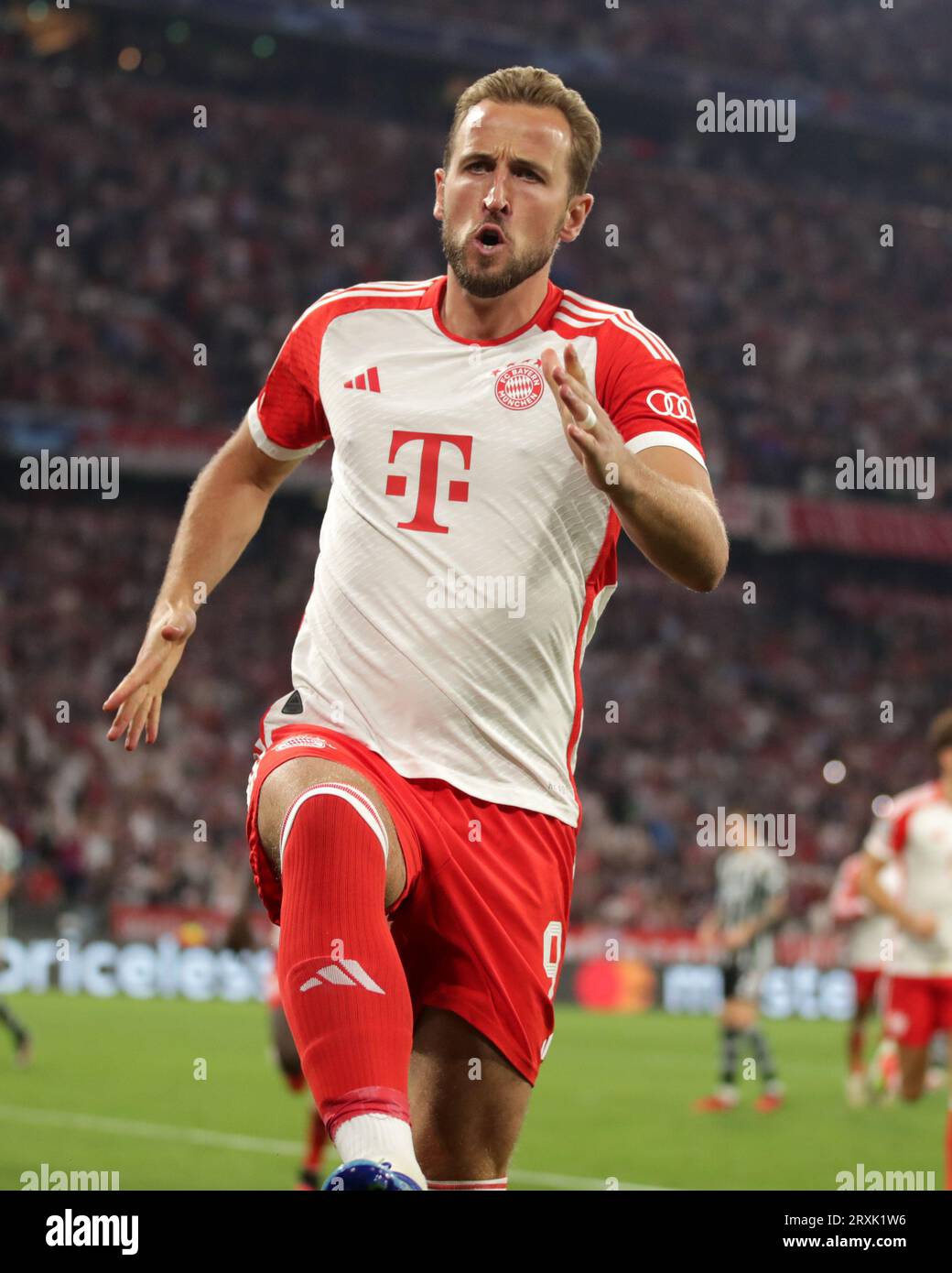 Harry Kane of FC Bayern Muenchen verwandelt Elfmeter zum 3:1 und jubelt ...