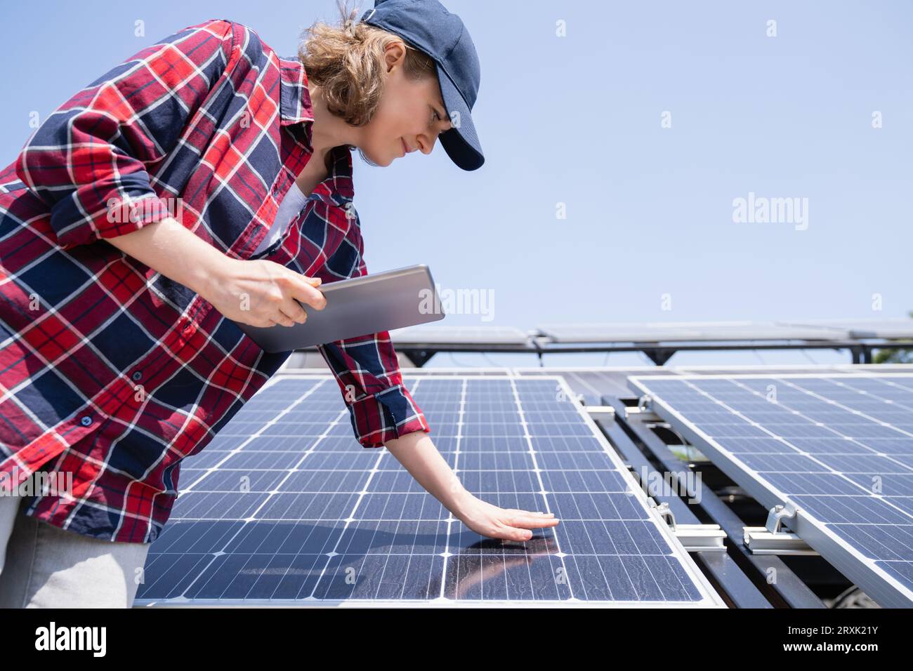Solar panel stands hi-res stock photography and images - Alamy