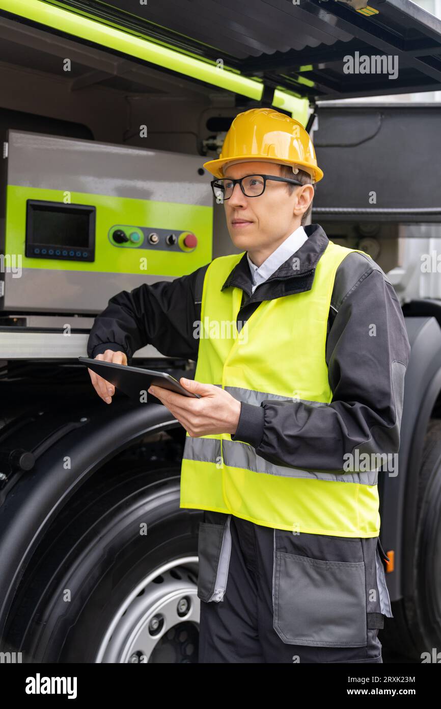 Engineer operating machine hi-res stock photography and images - Alamy