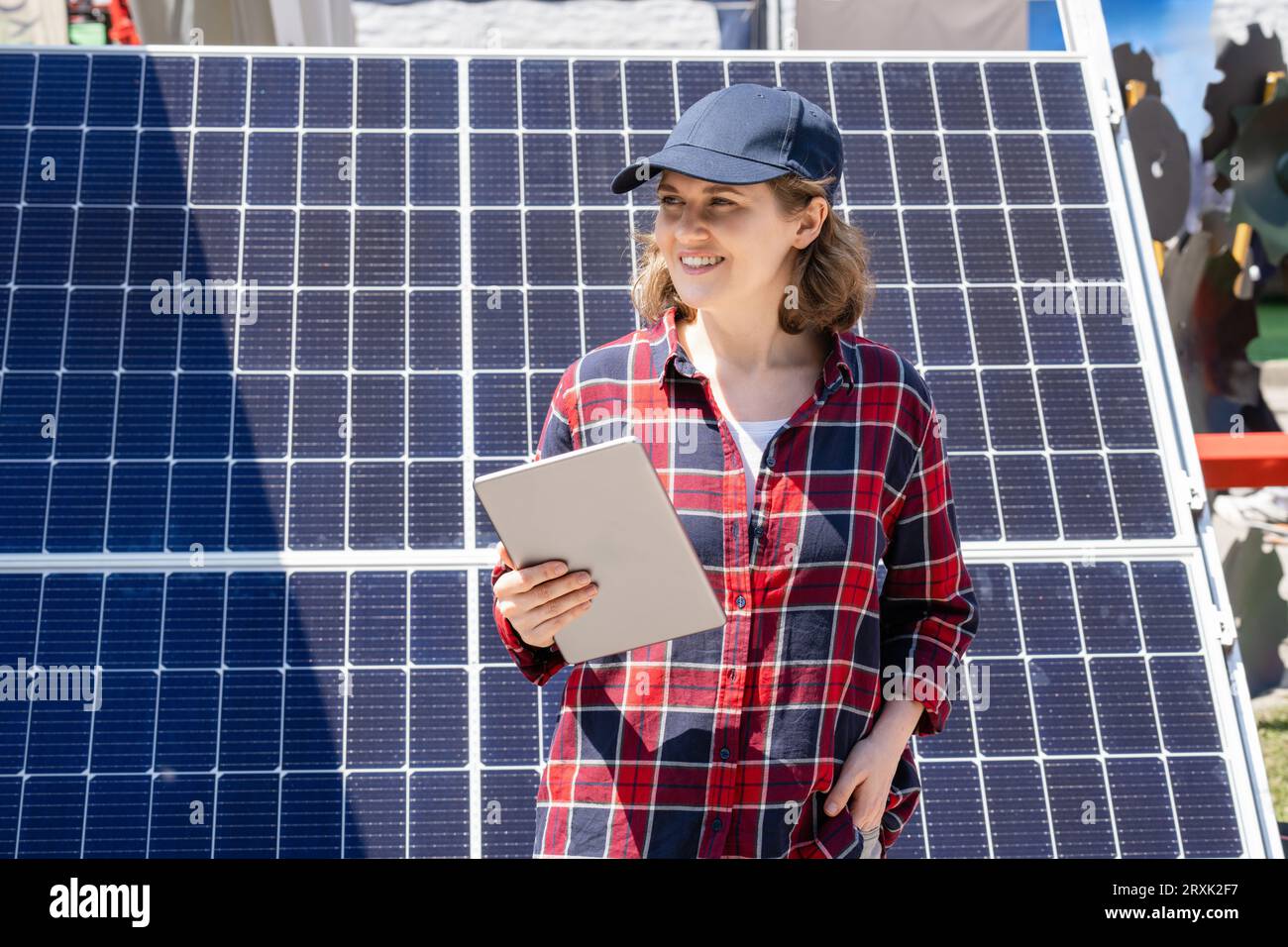 Solar panel stands hi-res stock photography and images - Alamy