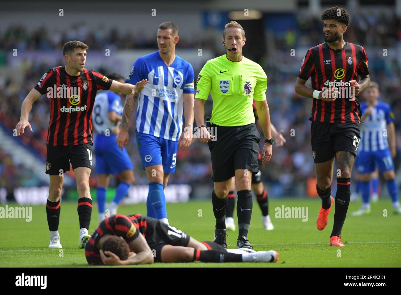 John brooks refereeing hi-res stock photography and images - Alamy