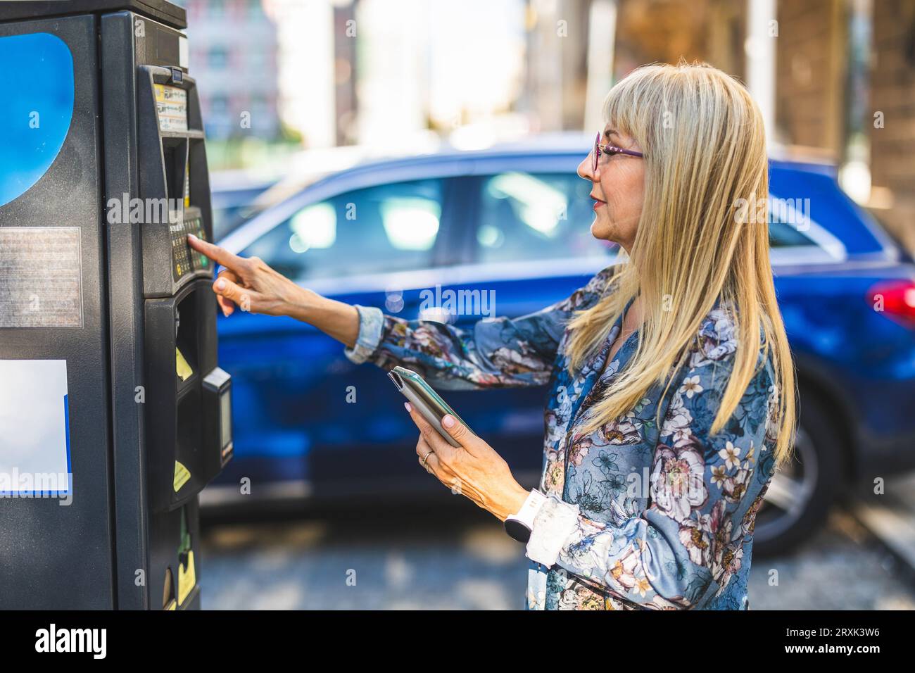 Person using parking meter hi-res stock photography and images - Alamy
