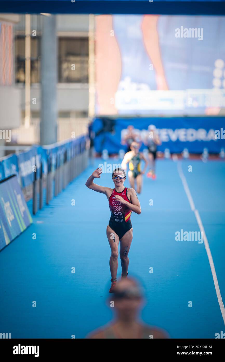 Anna Godoy participating in Pontevedra in the 2023 World Triathlon ...