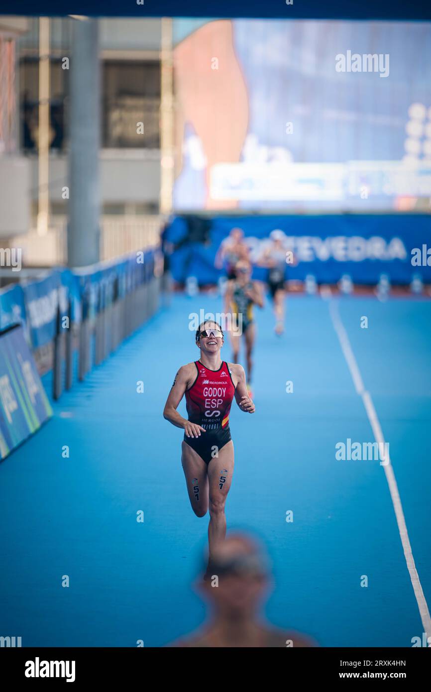 Anna Godoy participating in Pontevedra in the 2023 World Triathlon ...